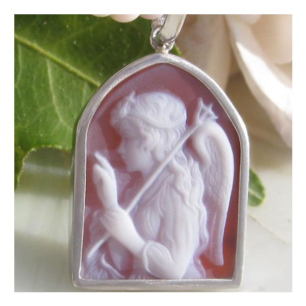 【カメオの素材】最高級レッドメノウ（Red agate）【フレームの素材】Pt900【カメオのサイズ】20 x 15 mm【ペンダントトップのサイズ】30 x 16 mm【全体の重さ】3.9g【カメオの作家】Hans-Peter Mulle...