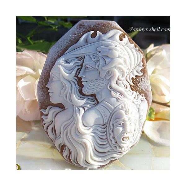 【カメオの素材】サードニクスシェル【カメオのサイズ】98 x 76 mm【カメオの作家】Patrizia Parlati（パトリシア・パルラーティ)  【カメオの作者証明】カメオ表面にサイン彫刻がございます。作者証明書が付属します。【ペンダ...
