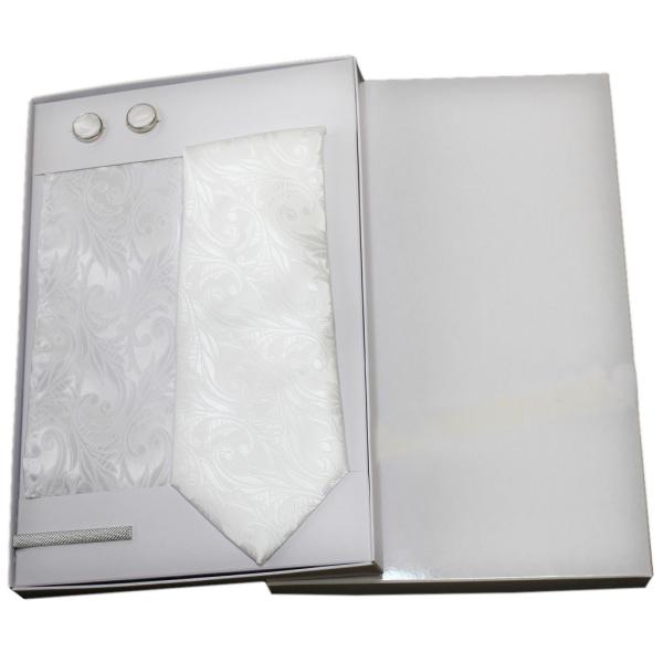 化粧箱付き ネクタイ ポケットチーフ カフスボタン タイピン 4点セット同色のネクタイ ポケットチーフ カフスボタンに、シンプルなタイピンを合わせたセットです。箱に入れてお送りしますので、贈り物にもおすすめです。生地の色は、結婚式や披露宴用...