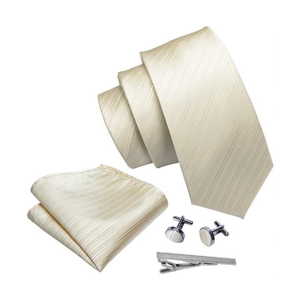 化粧箱付き ネクタイ ポケットチーフ カフスボタン タイピン 4点セット同色のネクタイ ポケットチーフ カフスボタンに、シンプルなタイピンを合わせたセットです。箱に入れてお送りしますので、贈り物にもおすすめです。生地の色は、結婚式や披露宴用...