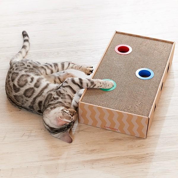 エイムクリエイツ エイムクリエイツ ニャンコロビー ボックスタイプ 猫用 爪とぎ付きボールトーイ 4540013511736 穴の中のボールに夢中、五感を刺激する爪とぎ付きおもちゃ。愛猫たちが最高に楽しめるように開発された愛猫専用の爪とぎ付...