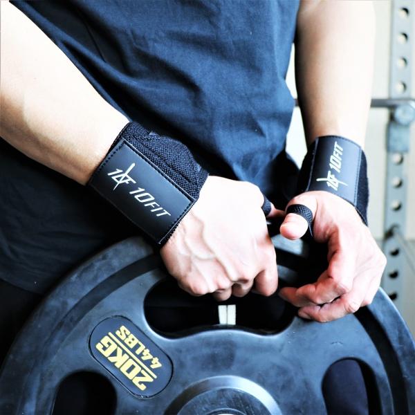10FITリストラップ　TE-100カラーは黒リストラップ（手首のサポーター）になります。筋トレ、フィットネス、ボディビル、ウエイトリフティングなどのトレーニングに最適です。しっかりと手首をホールドしてくれます。ベンチプレスやスクワットなど...