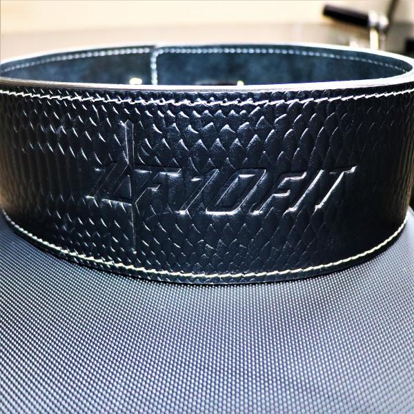 10FIT　レバーアクションベルト（レバーバックルベルト）　ブラック　TE-108黒色で光沢のある高級本革のベルトにクロコダイル柄を型押し脱着がとてもスムーズにできます。10FITのロゴをエンボス加工で刻印。スクワット、ベンチプレス、デッド...