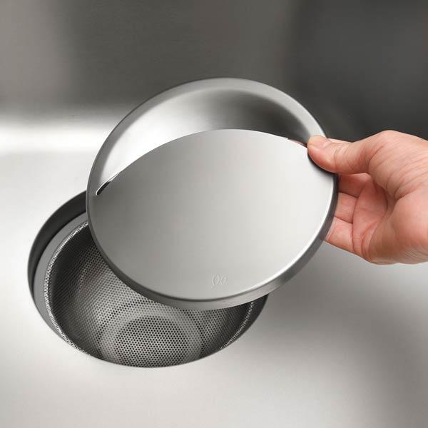 銅配合のステンレスで、ぬめりにくい抗菌ステンレス排水口カバー。銅配合のステンレス素材だから、銅イオンの抗菌効果でぬめりを軽減。広いドーム型のカバー面なので、スプーンやパッキンなどの小物がズリ落ちにくく、洗い物時に食器が置けてシンクを広く使え...