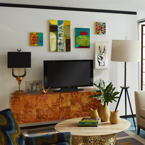 上質な木目をふんだんに使用したサイドボード脚部分がアクリルになっていて、浮遊感のある面白いデザイン。木目が美しくグラフィカルでインテリアのアクセントとなるような、おしゃれでハイセンスなアイテムです！同じシリーズに様々なアイテムもありますので...