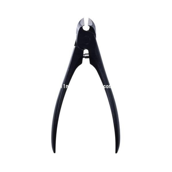 国内の技術メーカー諏訪田製作所が手がける爪切りです。メディアでも紹介され、その品質の高さからより注目されている逸品です。------------◆黒は光の反射を防ぎますので、サロンなどの強い光による目の疲れを軽減します◆全長　: 約120m...