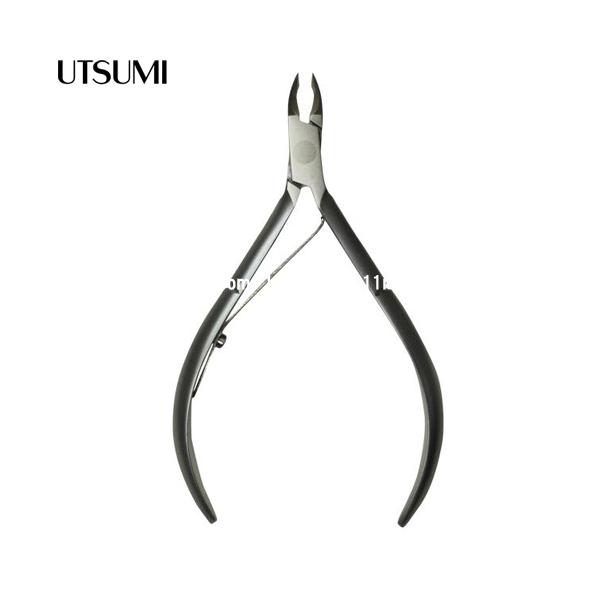 従来より鋭い刃先の仕上がりで、エントリーからステップアップまで十分に対応できます。また、シングルスプリングならではの柔らかい反発が特徴です。全長:105mm刃長:3mm