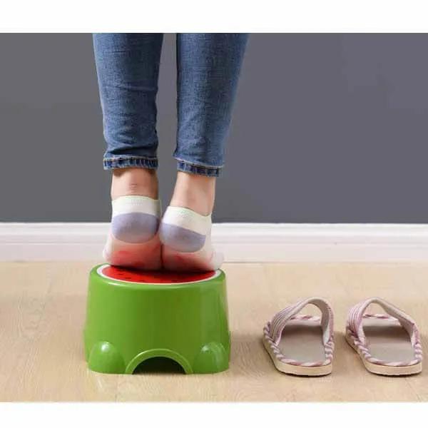 〜商品仕様〜表面サイズ直径約２０センチ高さ約１３センチスイカ柄１個〜商品説明〜小さくてかわいいスイカ柄ミニ椅子！椅子としても使えるし踏み台にもちょうどいい！いろんな使い方ができる便利アイテムです。スイカ好きの方にオススメのアイテムになってい...