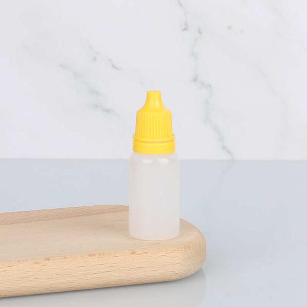 空のプラスチック製スクイーズボトル(ドロッパーボトル)の50個セットです。スクイーズ式で液体を絞り出しやすく、DIYコスメや詰め替えなどにご利用いただけます。素材はプラスチック、カラーはイエローです。サイズは3ml、5ml、10ml、15m...