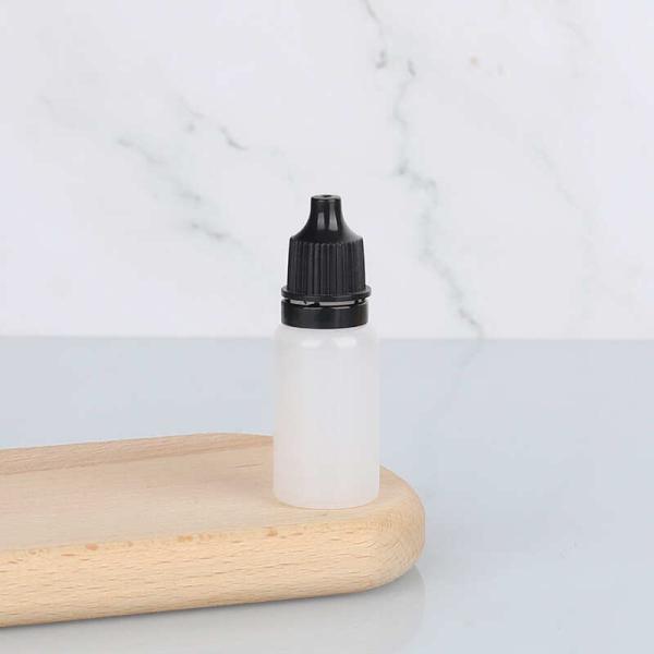 空のプラスチック製スクイーズボトル(ドロッパーボトル)の50個セットです。スクイーズ式で少量の液体を絞り出しやすく、DIYコスメや詰め替え用の空容器としてご利用いただけます。素材はプラスチック、カラーはブラックです。サイズは3ml、5ml、...