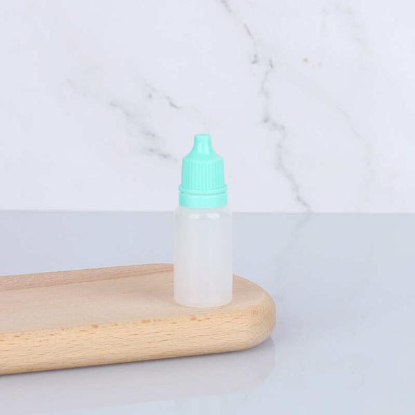 プラスチック製のスクイーズ式ドロッパーボトル(空容器)の50個セットです。DIYコスメやアロマオイルなどの詰め替えにご利用いただけます。素材はプラスチック、カラーはライトグリーンです。サイズは3ml、5ml、10ml、15ml、20ml、3...