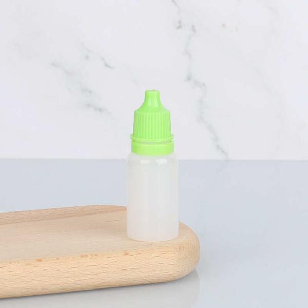 空のプラスチック製スクイーズボトル(ドロッパーボトル)の50個セットです。スクイーズ式で液体を絞り出しやすく、DIYコスメや詰め替え用の空容器としてご利用いただけます。素材はプラスチック、カラーはダークグリーンです。容量は3ml、5ml、1...