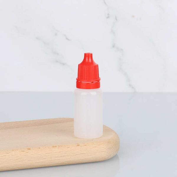 空のプラスチック製スクイーズボトル(ドロッパーボトル)の50個セットです。スクイーズ式で少量の液体を絞り出しやすく、DIYコスメや詰め替え用の空容器としてご利用いただけます。素材はプラスチック、カラーはレッドです。容量は3ml、5ml、10...