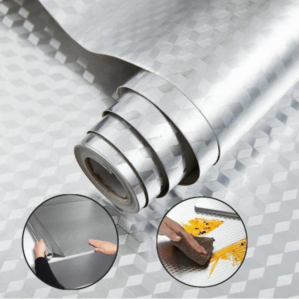 キッチンカウンターや食器棚の保護に適した自己粘着式の壁紙シートです。耐油、耐熱、防水、防湿、防カビの機能を備えています。素材はPVCとアルミ箔です。シルバーカラーで、サイズは幅60cm×長さ5mのロールタイプです。工具不要で貼ることができ、...