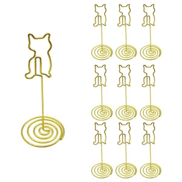 10個セットの金属製メモクリップホルダーです。名刺や写真、テーブル番号カードなどを挿して表示できるデスク用スタンドです。素材は鉄、カラーはゴールドです。簡易フレームが付いており、卓上で使用できます。会議室や受付、飲食店、家庭など様々なシーン...