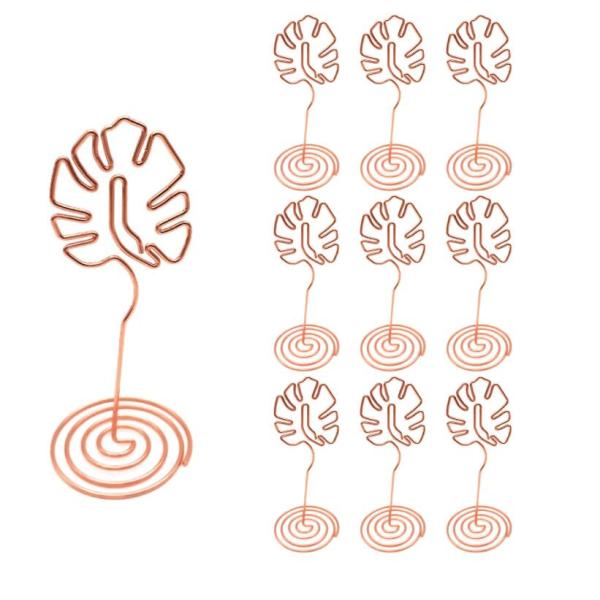 10個セットの金属製メモクリップホルダーです。名刺や写真、テーブル番号カードなどを挿して表示できるデスク用スタンドです。素材は鉄、カラーはゴールドです。簡易フレームが付いており、ネームプレートや卓上フォトフレームとしても使用できます。会議室...