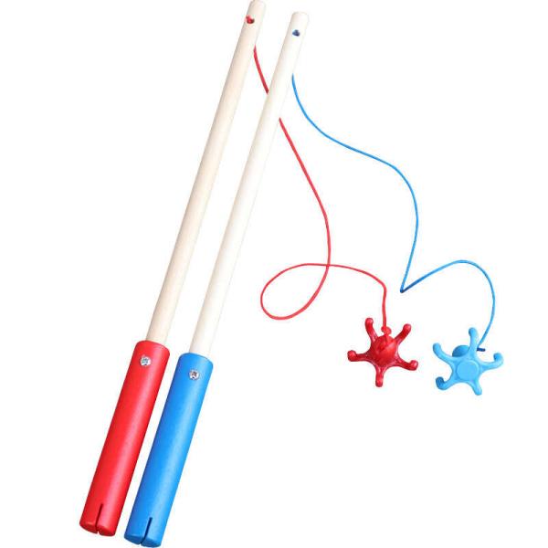 木製の磁力釣り竿と磁石付きお魚の4本セットです。兄弟や友達と一緒に遊べます。竿は木製で、サイズは約40cmです。磁石式なので小さなお子様でも簡単に魚を釣ることができ、集中力や手先の動きを育みます。磁石の誤飲にはご注意ください。木製部の破損や...