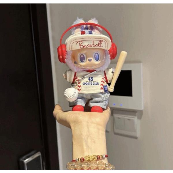 POPMARTのLABUBU(ラブブ)用のハンドメイドぬいぐるみ服セットです。THE MONSTERS Exciting Macaronシリーズをモチーフにした野球スタイルの衣装で、お気に入りのドールをコーディネートできます。素材はポリエス...