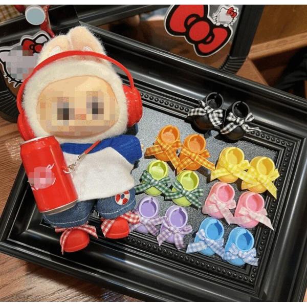 POPMARTのラブブ(15cm・17cm)専用の手作りぬいぐるみ服セットです。THE MONSTERS Exciting Macaronの世界観をモチーフにしたリボンシューズスタイルの衣装を組み立てて楽しめます。素材はプラスチックです。ハ...