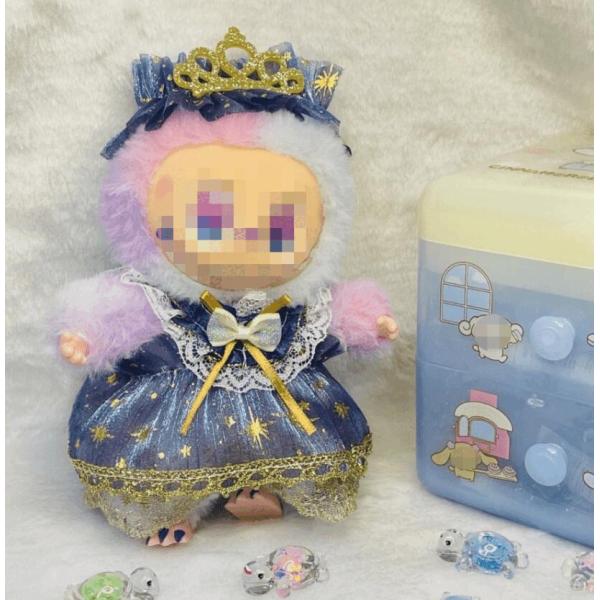 THE MONSTERS Exciting Macaronの世界観をモチーフにした、ラブブ専用のハンドメイドぬいぐるみ服セットです。素材はポリエステルです。プリンセスドレスと夢の仙境スタイルを組み合わせたデザインで、15cmおよび17cmサ...