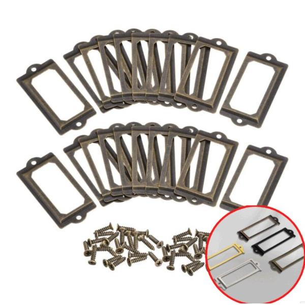 金属製のラベルホルダーです。オフィスや図書館のファイル引き出しなどに取り付け、ラベルや名札を表示できます。素材は鉄です。サイズは70×33mmで、ブラケットが付属しています。ブロンズトーンの5色から選択可能です。3個、5個、10個のセット販...