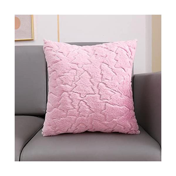 北欧調デザインのフェイクファークッションカバーです。クリスマスツリーとスパンコールの柄が特徴で、インテリアを彩ります。素材はポリエステル製のフェイクファーで、サイズは約45cm×45cmです。ファスナー付きで2枚セットとなっています。クッシ...