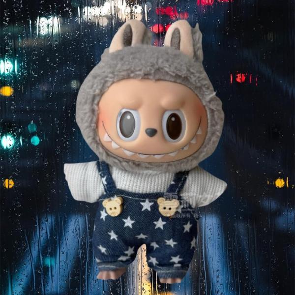 Labubu 17cmドール専用に設計された、作業服とアクセサリーがセットになった衣装です。シックなシャネル風のデザインが特徴です。高品質ポリエステル素材と耐久性のあるアクセサリーパーツを使用しています。17cmのLabubu人形に合わせて...