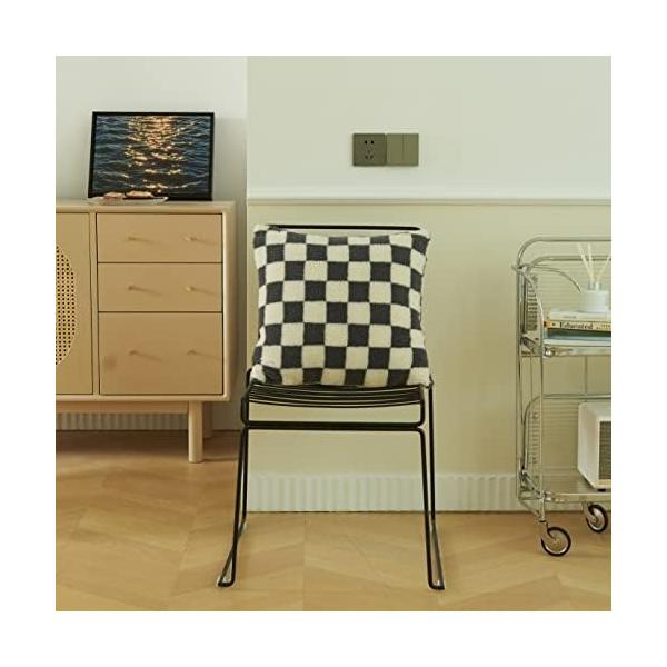 北欧風デザインのフェイクファーとラムウールを使用したクッションカバーです。素材はポリエステル、ラムウール、ベロア生地を組み合わせています。隠しファスナー仕様で中身の出し入れが簡単です。サイズは約50cm×50cmで、ソファやベッド、腰当てな...