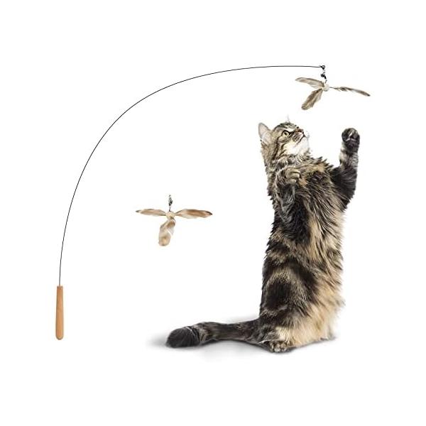 釣り竿型の猫用おもちゃです。プロペラ型の羽と鈴が付いており、鳥のような動きで遊ぶことができます。長さは約90cmです。素材は天然の羽、木製の持ち手、金属の針金を使用しています。サイズは手作業のため誤差が生じる場合があります。小さな部品を含む...