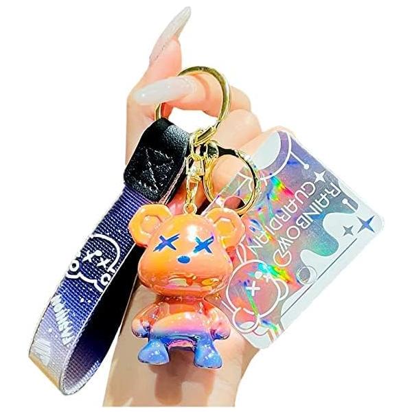 グラデーションカラーが特徴的なクマのキーホルダーです。軽量コンパクトで携帯に便利です。熊部分は樹脂、キーホルダー部分は金属、ロープはグラデーション編みです。サイズは熊部分が約4cm×5.7cm、帯長は約11cmです。サイズは手作業のため誤差...