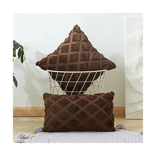 北欧風のデザインが魅力のクッションカバー2枚セットです。フェイクファーとベルベットの組み合わせで、柔らかくモダンな仕上がりとなっています。サイズは50x50cmです。洗濯可能で、手洗いが推奨されています。クッションカバーのみの販売で、中身の...