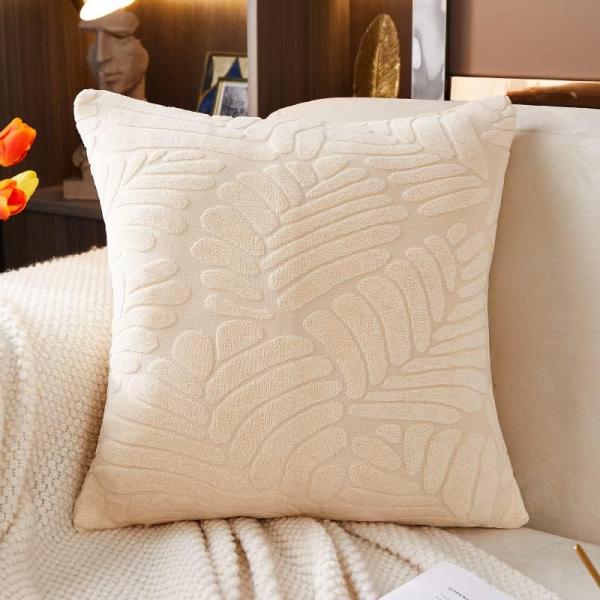 北欧風の葉っぱ柄が特徴のクッションカバー2枚セットです。モダンでナチュラルなデザインで、リビングやソファーの装飾に適しています。サイズは45cm×45cmです。ポリエステル生地を使用しており、隠しジッパー仕様でデザインを保ちます。洗濯機で洗...