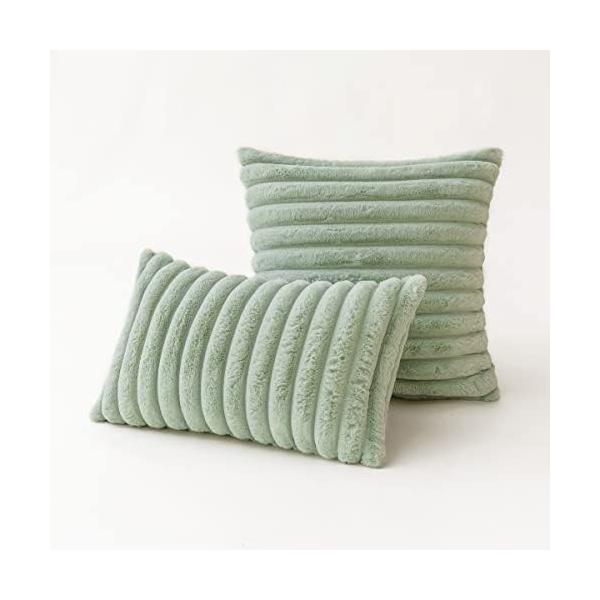 北欧風デザインのフェイクファー素材クッションカバー2枚セットです。柔らかくふわふわな肌触りで、インテリアや車の背当てとしてお使いいただけます。素材はフェイクファー(ポリエステル)です。サイズは約45cm×45cmです。洗濯の際は洗濯ネットを...