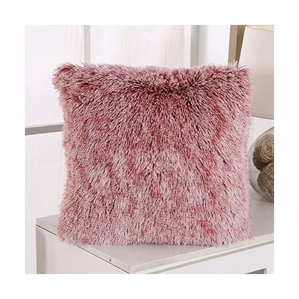 北欧風デザインのフェイクファークッションカバーです。柔らかく暖かな触り心地で、リラックス空間を演出します。サイズは約43cm×43cmの2枚セットです。全開ファスナーと隠しジッパー仕様で、洗濯と交換が簡単です。洗濯ネットを使用すれば洗濯可能...