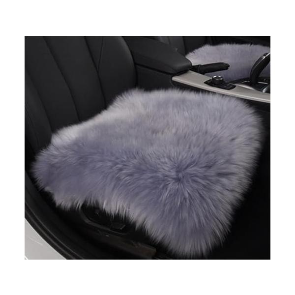 車用のウール素材を使用したシートクッションです。ムートン風の柔らかな質感と通気性が特徴で、オールシーズン快適にご使用いただけます。素材はムートン(人工毛皮)のウール風素材です。サイズは約45cm×45cmです。車のシートはもちろん、自宅やオ...