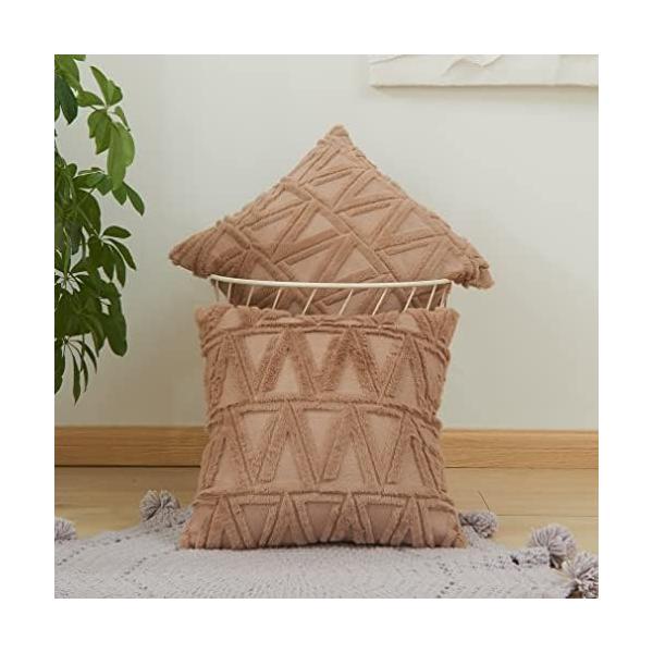 北欧風デザインのクッションカバー2枚セットです。フェイクファーとベルベットの異なる素材感とモダンな幾何学模様が特徴です。素材はポリエステルで、表がフェイクファー生地、裏がベルベット生地です。サイズは約45x45cmで、コンシールファスナー仕...