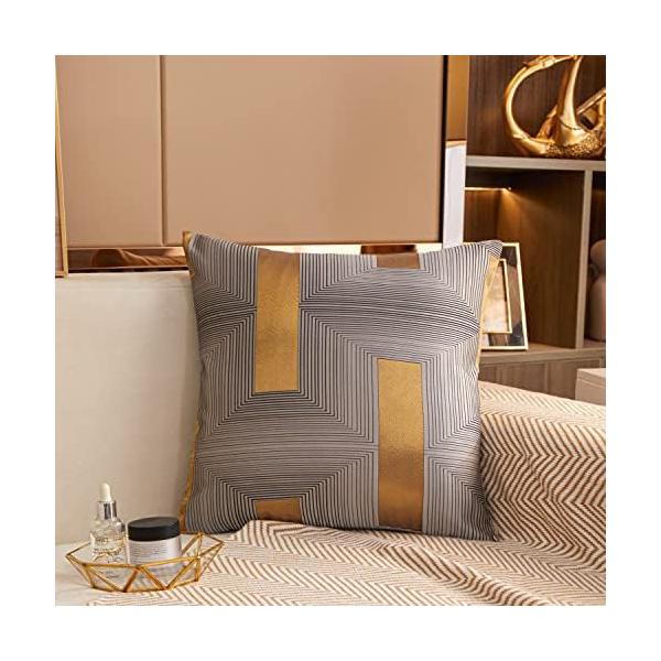 北欧風のジャガード織りが特徴のクッションカバーです。45cm四方のサイズで2枚セットとなっています。素材はポリエステルで、柔らかな肌触りと耐久性があります。デザインを損なわない隠しファスナー仕様です。リビングやオフィスなど、様々な空間のイン...