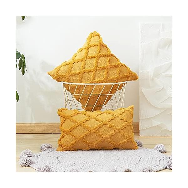 北欧風の幾何学模様がモダンな印象を与えるクッションカバーです。フェイクファーとベルベットの素材を組み合わせ、柔らかく温かみのある触り心地です。ファスナー付きで取り外しと洗濯が容易です。サイズは50x50cmの2枚セットです。クッションカバー...