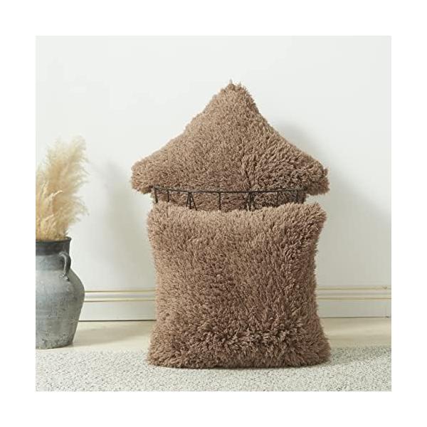 北欧風デザインのクッションカバー2枚セットです。フェイクファーとベルベットの素材で、柔らかくふわふわとした肌触りが特徴です。サイズは幅45cm×高さ45cmです。手洗いによる洗濯が可能です。本商品はクッションカバーのみの販売で、中身のクッシ...