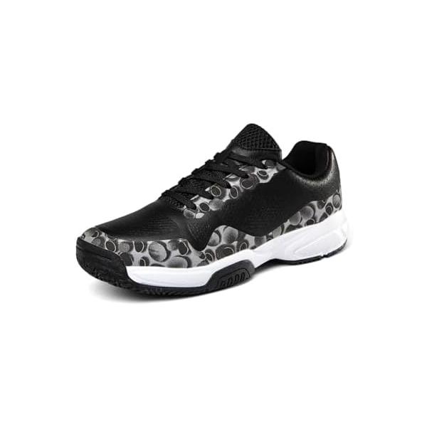 オムニクレーやカーペットコート、砂入り人工芝など、様々なコートでのテニスやスポーツに使用できるシューズです。通気性に優れたメッシュ素材と蜂の巣構造の中敷きで、蒸れにくい快適な履き心地を実現しています。片足320g以下の軽量設計で動きやすく、...