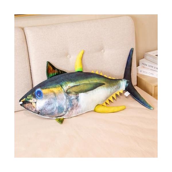 黄色いマグロをモチーフにした60cmのぬいぐるみです。抱き枕やソファの背当て、腹ばい枕としてもお使いいただけます。高品質な生地とPP綿を使用し、柔らかな手触りです。洗える素材でお手入れが簡単です。サイズは手作業のため誤差が生じる場合がありま...