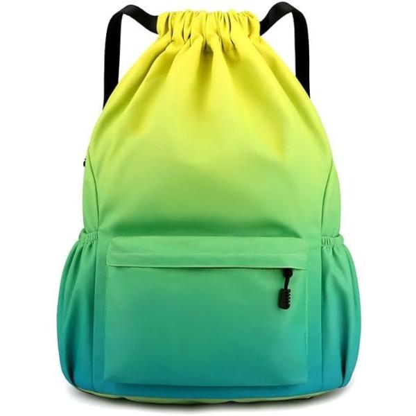 防水・軽量仕様の大容量ナップサックです。ジムやプールなど、スポーツシーンでの使用に適しています。MサイズとLサイズの2サイズから選択可能です。撥水ナイロン生地を使用しており、内側にジップポケット、外側にバックファスナーポケットが付いています...