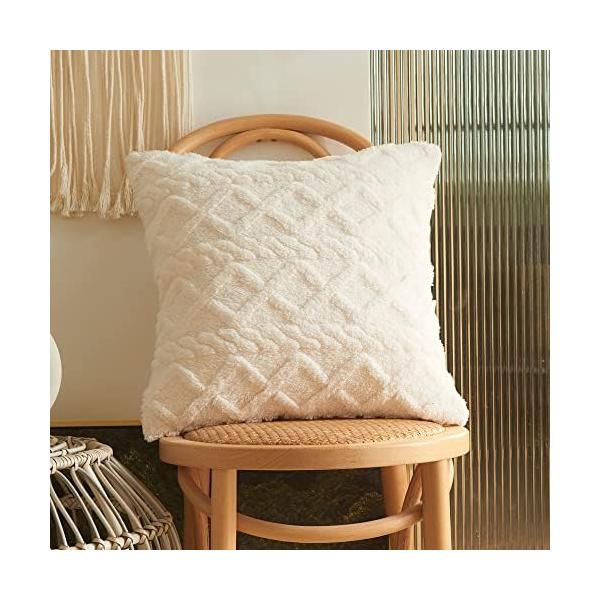 北欧風の幾何学模様が特徴的なフェイクファー製クッションカバーです。モダンでエレガントなデザインで、インテリアや家庭装飾に適しています。フェイクファー素材でフワフワとした柔らかい触り心地です。コンシールファスナー仕様で、簡単に取り外しが可能で...