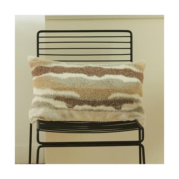 北欧風デザインのクッションカバー2枚セットです。フェイクファーとベルベットの組み合わせで、柔らかく暖かい触り心地が特徴です。サイズは30x50cmで、全開ファスナーにより取り外しが簡単で洗濯が可能です。チャックは隠しジッパー仕様で、デザイン...