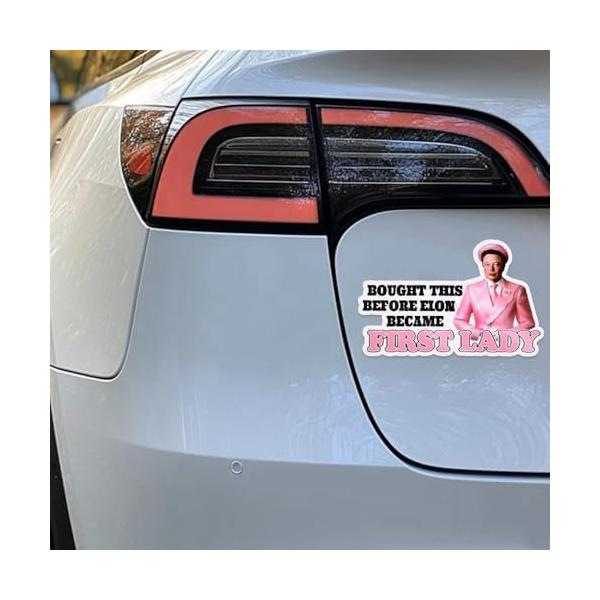 ユーモラスなデザインのバンパーステッカーです。車やノートパソコンなどに貼ってお使いいただけます。デザインは「I Bought This Before Elon Went Crazy」です。防水・耐久性があり、洗車や雨に耐えます。素材はビニー...
