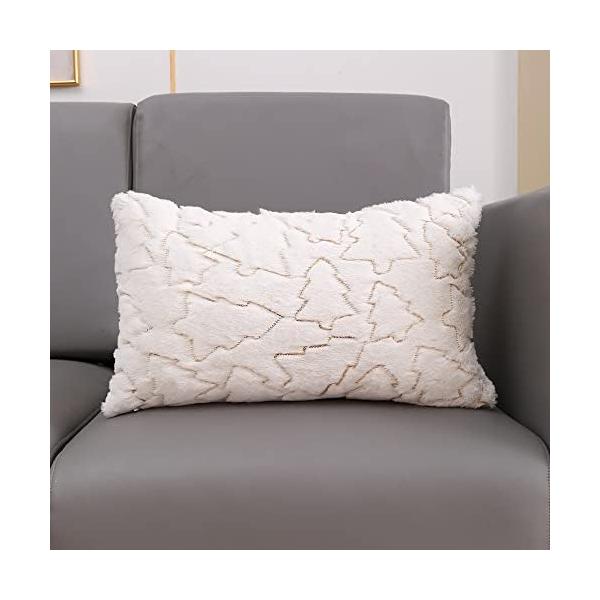 北欧風デザインのフェイクファー素材を使用したクッションカバーです。クリスマスツリーやスパンコールの模様がモダンでエレガントな印象を与えます。サイズは幅30cm×長さ50cmで、2枚セットです。片面に柄が施され、裏面は無地です。表から見えない...