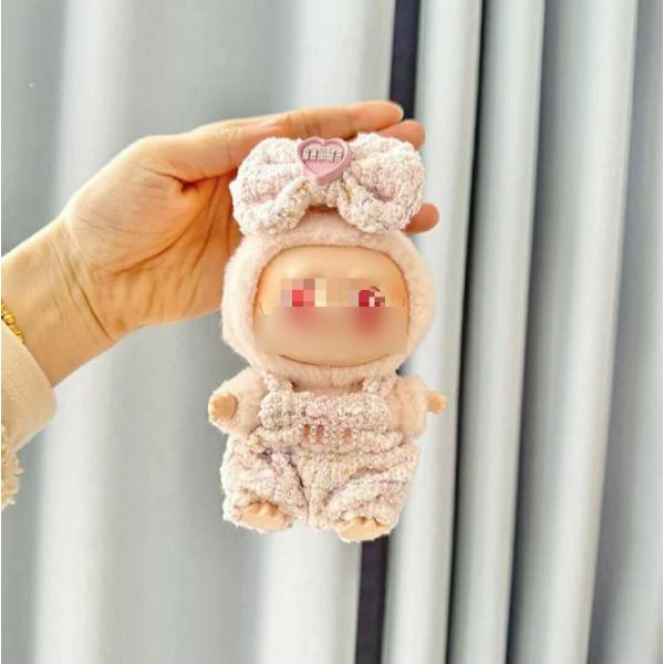 ラブブ（Labubu）の17cmぬいぐるみ専用に手作りされた着せ替え服の2点セットです。セット内容はワンピースとオーバーオールです。高品質のコットン素材を使用しており、柔らかく肌触りの良い仕上がりです。着せ替えが簡単に楽しめます。ご注意点と...