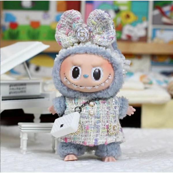 POPMARTの人気キャラクターLABUBU（ラブブ）の着せ替え用ワンピースとリボンの2点セットです。17cmサイズのぬいぐるみに合わせて手作りされています。素材は綿100％とポリエステルを使用しています。サイズは17cmのぬいぐるみ用です...