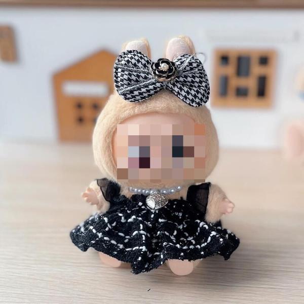 POPMARTのLABUBU（ラブブ）17cmサイズぬいぐるみ用の手作り着せ替えワンピースセットです。手作りの温かみのあるデザインで、着せ替えを楽しめます。サイズは17cmのぬいぐるみ用です。素材は綿100％とポリエステルを使用しています。...