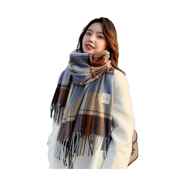 カシミヤタッチの大判ストールは、冬から春の防寒やファッションに活躍するアイテムです。カシミヤのような柔らかな肌ざわりで、首元を心地よく温めます。200×70cmの大判サイズで、首巻きや肩掛け、ひざ掛けなど多様な使い方が可能です。軽量でありな...